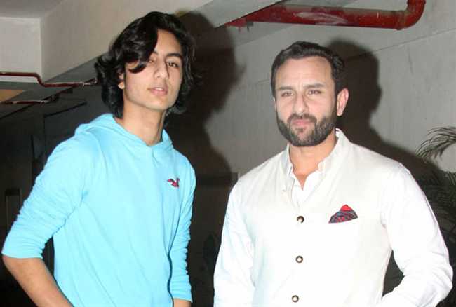 बेटे, मां समेत पूरे परिवार के साथ सैफ अली खान ने मनाया बर्थडे, देखें ...