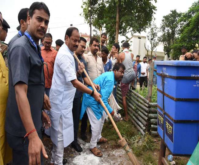 सीएम रघुवर ने किया श्रमदान, बताया स्वच्छता का महत्व