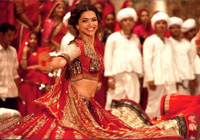 Exclusive : ' पद्मावती ' के घूमर डांस के लिए लाल जोड़े में नज़र आई ...