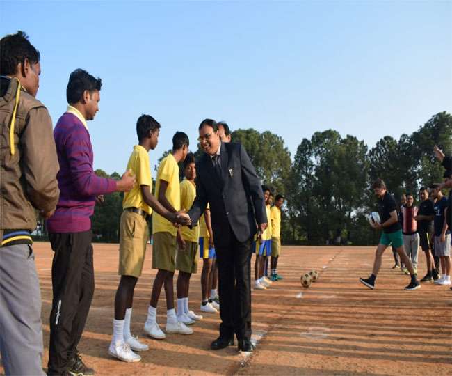 छात्रों ने विद्यालय को किया प्रणाम, फिजां में गूंज उठा वेलकम नेतरहाट ...