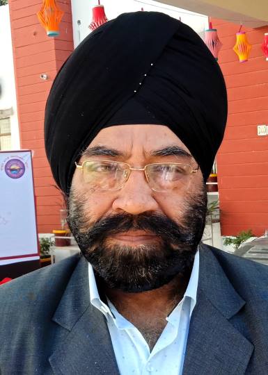 'शायर व शायरी का एक ही मजहब इंसानियत'