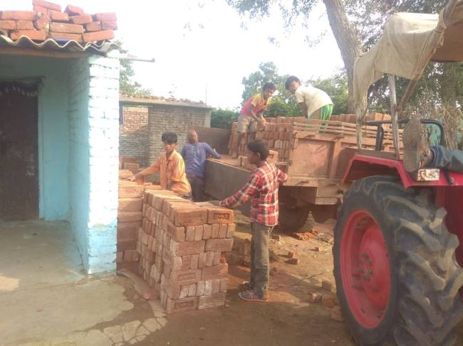 सरकारी स्कूल के बच्चे कर रहे हैं बाल मजदूरी