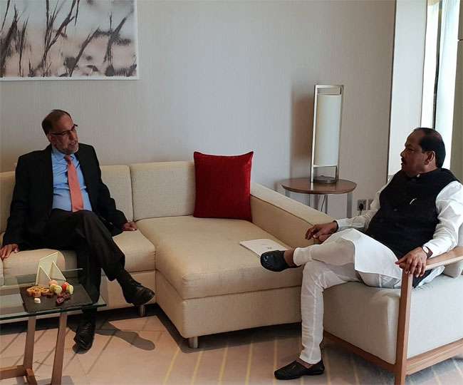 सीएम रघुवर ने यूएई में भारतीय राजदूत से मुलाकात की, हेमंत ने साधा ...