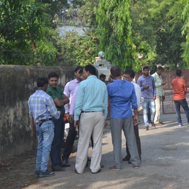 दारोगा की खुदकशी से घिरे कठघरे में