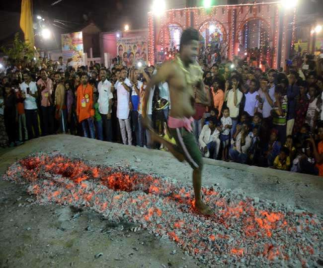 Manda Puja: यहां दहकते अंगारों पर चलकर मांगी जाती हैं मन्‍नतें, जानिए ...