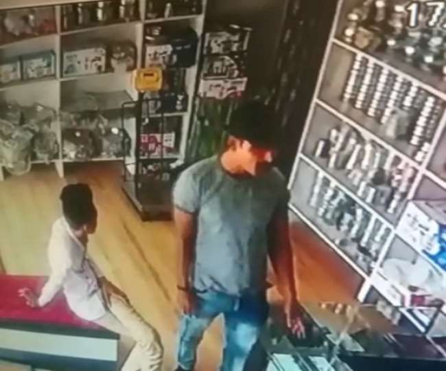 तमंचे की नोंक कर सर्राफा कारोबारी से तीन लाख की लूट, CC फुटेज में कैद ...