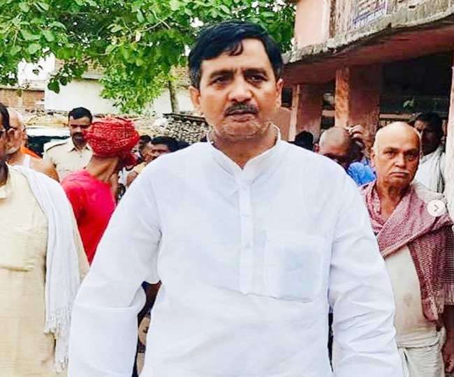 बम ब्‍लास्‍ट मामले में पूर्व विधायक सुनील पांडेय बरी, आरा कोर्ट परिसर ...