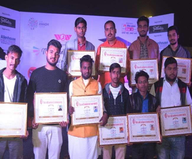 नवोदित कवियों को दिया गया छैल बिहारी सम्मान - chhail bihari vajpaye ...