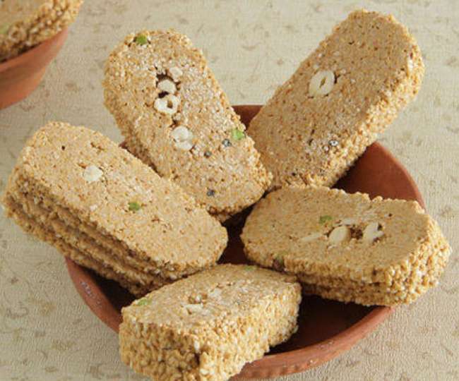 अलीगढ़ में हर दुकान की कचौड़ी का अलग है स्वाद तो वहीं यहां के गजक ने की ...