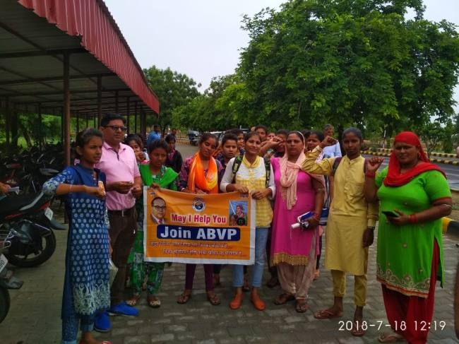 एबीवीपी के बैनर तले छात्राओं ने किया प्रदर्शन