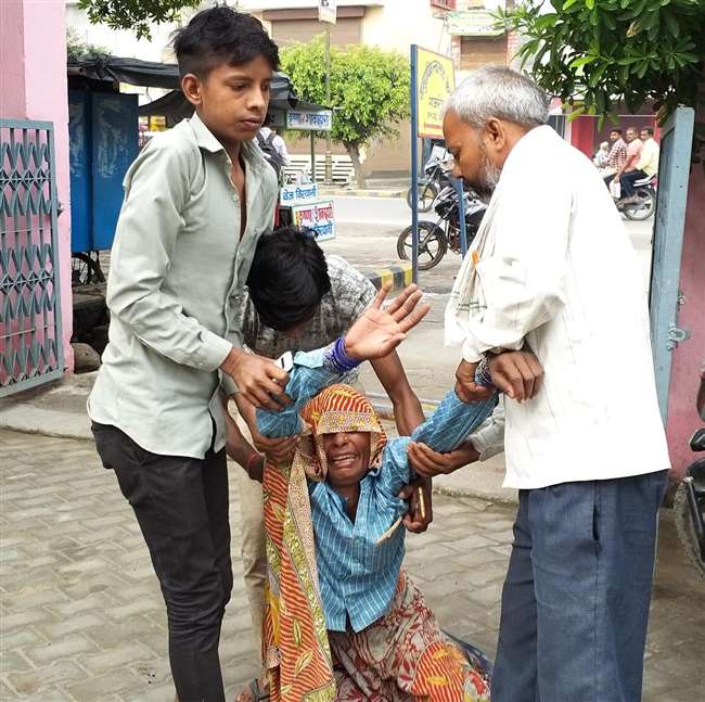 BIG BREAKING करंट से दो की मौत एक की हालत गंभीर Amroha News - Two ...