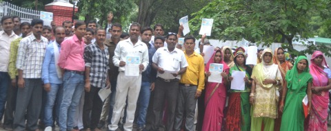 ब्लॉक प्रमुख के खिलाफ अविश्वास प्रस्ताव को डीएम से मिले सदस्य