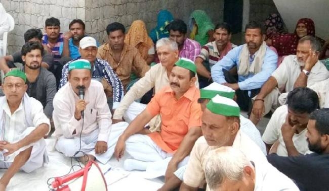 कार्य बहिष्कार कर सफाईकर्मियों ने दिया धरना - dharnadfg hdfgh