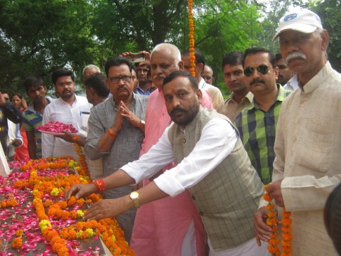 क्रांतिकारियों की याद में आंखें हुईं नम - tribute to martyr in raibareilly