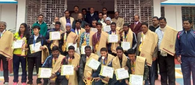 कैंपस...बेहतर प्रदर्शन करने वाले खिलाड़ियों को किया गया सम्मानित - sdaf ...