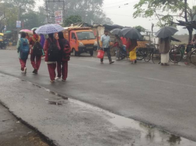 बेरमो में बारिश से बढ़ी कनकनी अलाव की व्यवस्था नहीं बनी