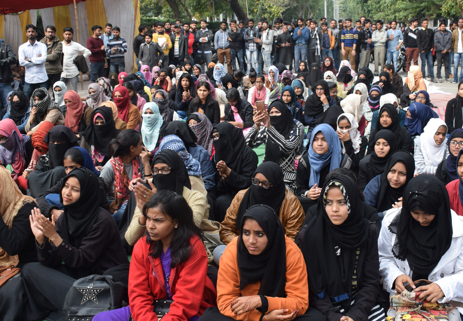 एएमयू छात्रसंघ अध्यक्ष बेहोश, छात्रों का धरना खत्म, तनाव बरकरार - AMU ...