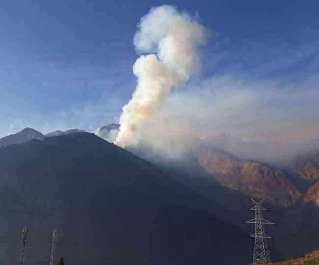 हिमालय के जंगलों में चौतरफा आग से वन महकमा सवालों में