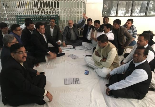 हाई कोर्ट बेंच की मांग, अधिवक्ताओं ने कचहरी में दिया धरना