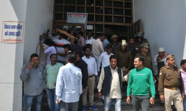 आधे घंटे में हो गई शराब दुकानों की नीलामी - shop nilami