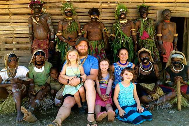 ऐशोआराम छोड़ आदिवासियों के साथ रहने लगा ये परिवार - Mother of three ...