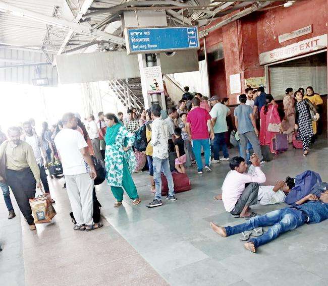 ट्रेनों की लेटलतीफी या‍त्रियों पर पड़ी भारी, कई घंटों तक करना पड़ा ...