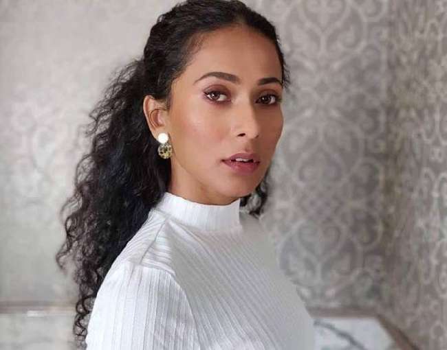 Miss India Universe Ushoshi Sengupta के साथ कोलकाता में मनचलों ने की ...