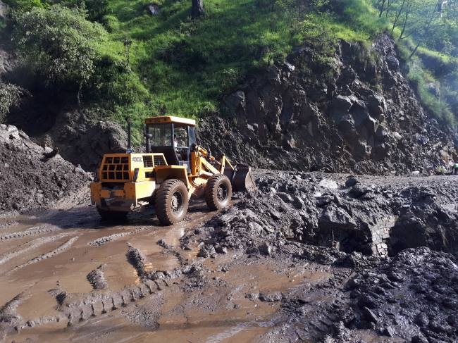 डाबरकोट में 22 घंटे फंसे रहे डीएम व एसपी के वाहन