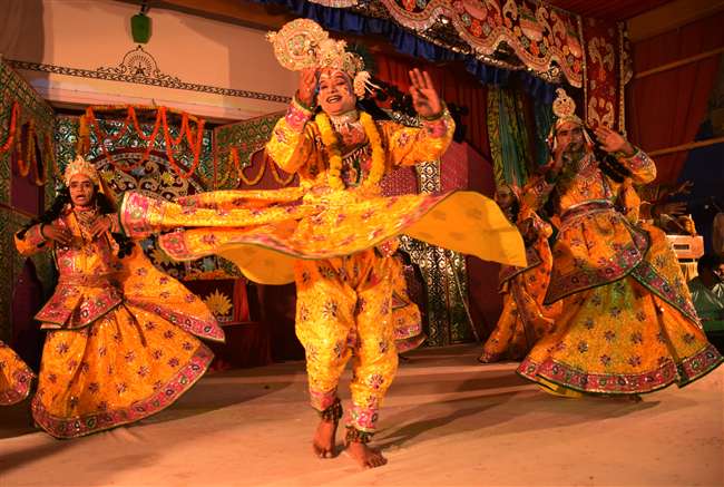 Rasleela : बरेली में कुछ इस तरह से शुरू होती है रासलीला, Bareilly News ...