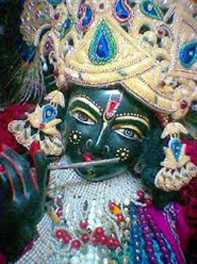 बांके बिहारी को सुबह ही धारण कराई बंशी