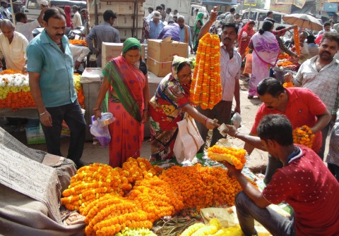 फूल-माला के भाव आसमान पर
