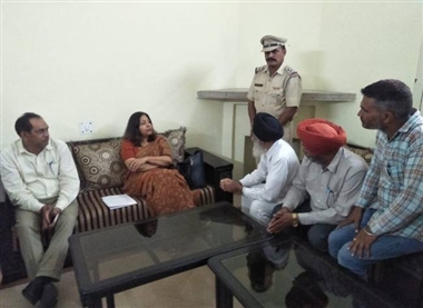 फसल के अवशेष जलाने वाले किसानों पर करें कार्रवाई : नवराज संधू