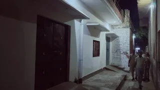 लखनऊ के मलिहाबाद में भारी मात्रा में कारतूस व असलहे समेत विस्फोटक ...