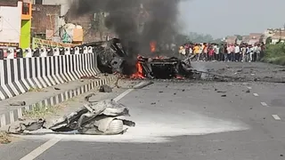 गोरखपुर में एसी में शॉर्ट सर्किट से एंबुलेंस में लगी आग, CNG टैंक में ...
