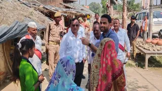 मिट्टी से सने नन्हें हाथों का हुनर देख कौशांबी डीएम ने गाड़ी रुकवाई ...