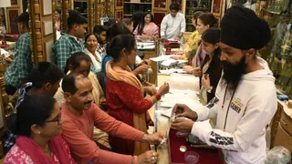 Dhanteras 2025: देहरादून में चहक उठा ज्वेलरी बाजार, बर्तन भी खनके; आटो ...