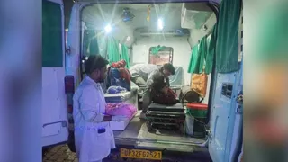 एम्बुलेंस में गूंजी किलकारी: महिला ने बीच रास्ते दिया बेटी को जन्म, EMT ...