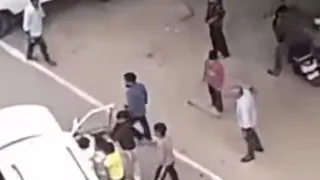 पिता को थप्पड़ मारने पर युवक का खौंफनाक कदम, बीच सड़क पर की मारपीट; दो ...