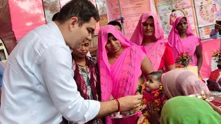 कौशांबी के डीएम ने गांव में लगाई चौपाल, लापरवाही बरतने पर जेई का वेतन ...