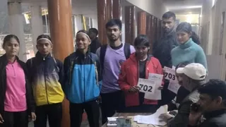 Indira Marathon 2025 : धावकों को मिलने लगा मुंबई से आया अत्याधुनिक चिप ...
