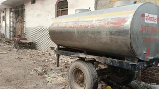 खोड़ा में घरों तक पाइपलाइन डालकर किया जा रहा पानी का अवैध कारोबार ...