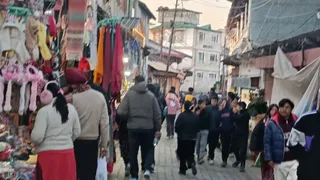 पर्यटकों से गुलजार हुईं चकराता की वादियां, 70 प्रतिशत होटल बुक; बस ...