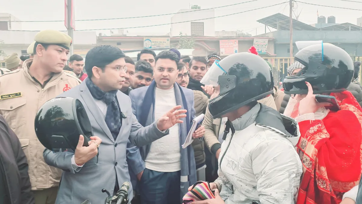 जुर्माना नहीं, जीवन बचाना है मकसद: हाईवे पर उतरे डीएम ने हेलमेट के लिए ...