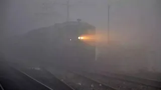 घने कोहरे ने थामे ट्रेन के पहिये, जनता एक्सप्रेस हुई रद; कुंभ व लिंक की ...