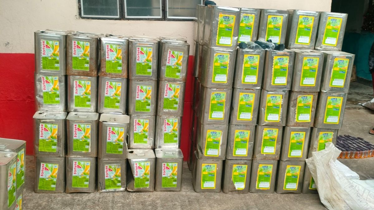 बेन बाजार से भारी मात्रा में नकली रिफाइंड तेल बरामद, दुकानदारों में ...