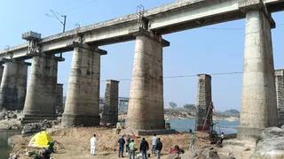 Jharkhand News: कोयल नदी पुल में दरार से रांची-टोरी रेल लाइन ठप ...