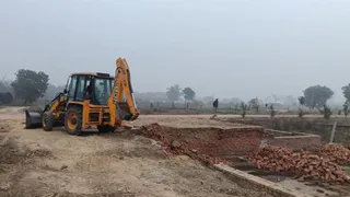 गाजियाबाद में अवैध कॉलोनियों पर चला बुलडोजर, जीडीए की कार्रवाई से ...