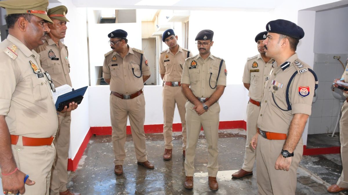 मेरठ SSP ने रातोंरात कर दिया बड़ा फेरबदल, 11 पुलिसकर्मियों को किया इधर ...