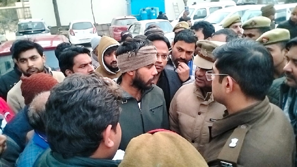 मेरठ के कपसाढ़ में मां की हत्या व बेटी के अपहरण के मामले में दिनभर चला ...