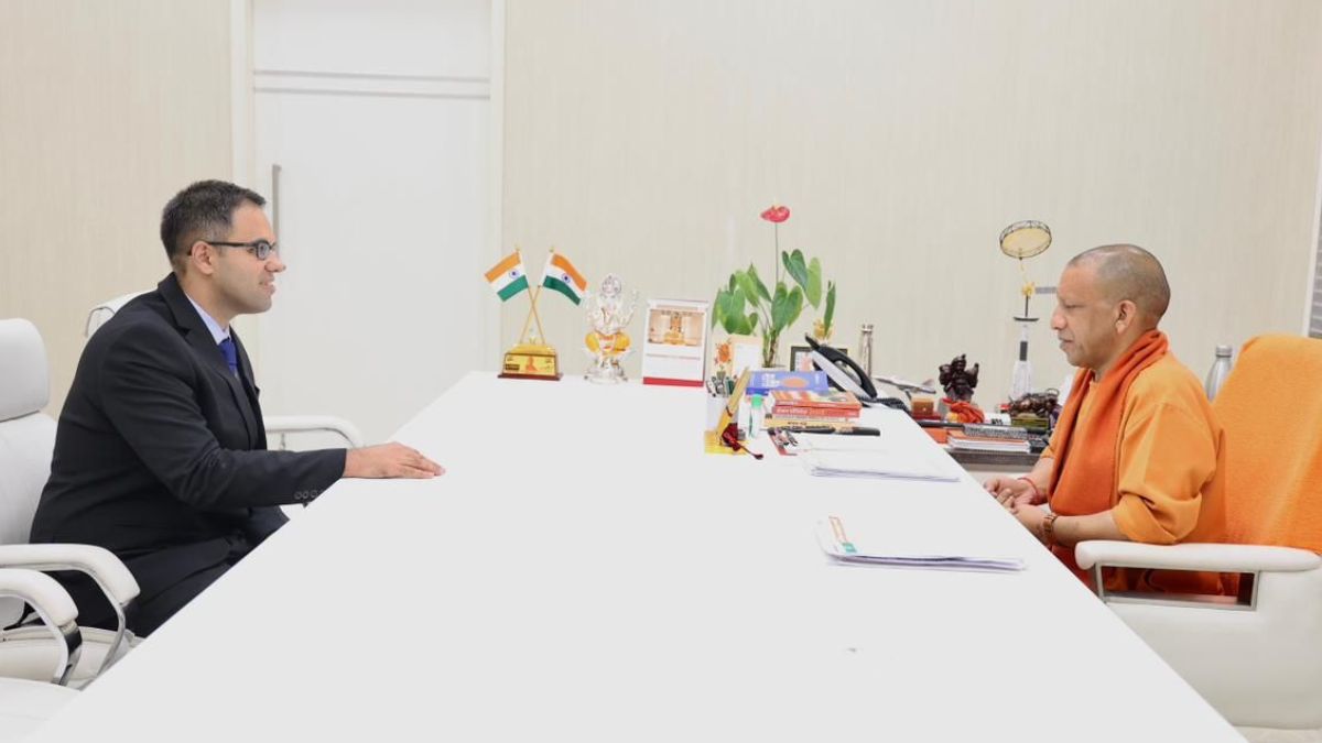 पूछ एआई के को-फाउंडर और सीईओ सिद्धार्थ भाटिया ने सीएम योगी से की ...